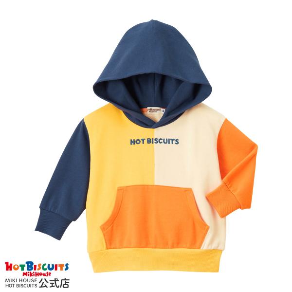 ミキハウス ホットビスケッツのロゴパーカー(フーディ)。丸みのあるシルエットでゆったりしているので、動きやすく、プルオーバーなので着せやすい！前後で雰囲気がガラッと変わる配色もポイントです。ロゴプリントが背面にもあり、バックスタイルもかわい...