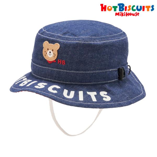 ミキハウス ホットビスケッツのデニムクロッシェ(帽子)。ロゴとビーンズがポイントのデニム素材のクロッシェです。シンプルなデザインで性別問わずかぶりやすく、つば裏のギンガムチェック柄がちらっと見えておしゃれ◎小さなお子さまでもかぶりやすいよう...