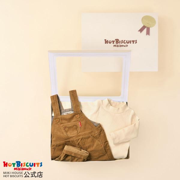 ミキハウス ホットビスケッツのギフトセット。コーデュロイ生地のオーバーオールとリブTシャツのセットです。薄手のやわらかいコーデュロイ生地で秋口から着ていただけ、お尻のくまステッチで後ろ姿までかわいいオーバーオール。モックネックのリブTシャツ...