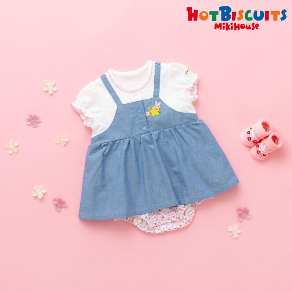 ミキハウス ホットビスケッツのベビーギフトセット。夏におすすめのショートオールとソックスのセットです。チュニックデザインのショートオールとバレエシューズ風のデザインのソックスで、重ね着が難しいベビーちゃん時期でも一枚で簡単にかわいくおしゃれ...