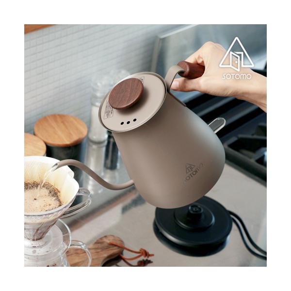 ドリップコーヒーを様々な場所で、より簡単に楽しむ。家のウチと外をつなぐプロダクト「SOTOMO（ソトモ）」シリーズから、落ち着きのあるグレイッシュカラーと木目柄がおしゃれな電気カフェケトルが登場。細口の注ぎ口とハンドルの角度にこだわり、ドリ...