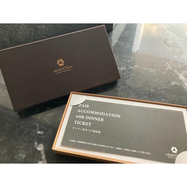 【ペアディナー付き宿泊券（ギフトボックス付）】スーペリアパークビュータイプのお部屋にペアでご宿泊いただけるチケットです。ご夕食は、日本料理「さくら」・鉄板焼「大村湾」のいずれかにてコースもしくは会席をお召し上がりいただけます。ご朝食はご朝食...