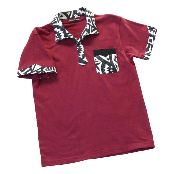無地のエンジ色Ｔシャツに、幾何学柄の衿・袖口・ポケットを取り付けたパターンの、衿付きのＴシャツ（ポロシャツ）です。サイズはメンズのＭサイズとLサイズがございます。衿はイタリアンスタイルのオープンカラーです。ベースのＴシャツは、厚手の６.２オ...