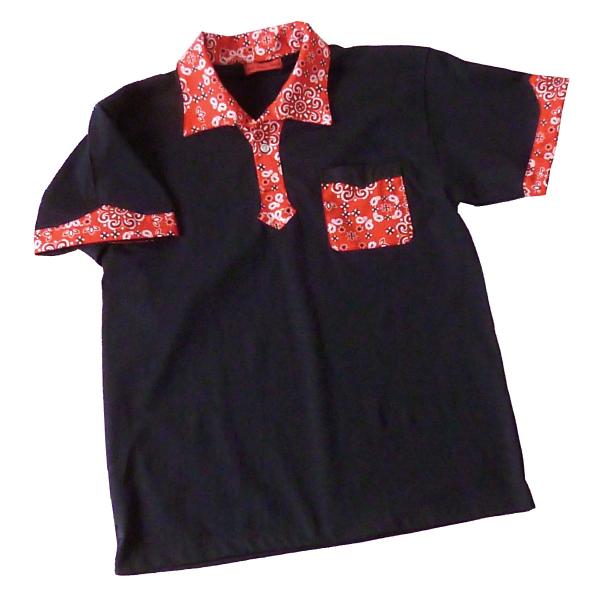 無地の黒Ｔシャツに、バンダナ柄の衿・袖口・ポケットを取り付けたパターンの、衿付きのＴシャツ（ポロシャツ）です。サイズはメンズのＭサイズとLサイズがございます。衿はイタリアンスタイルのオープンカラーです。ベースのＴシャツは、厚手の６.２オンス...