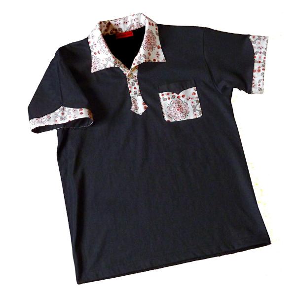 無地の黒Ｔシャツに、バンダナ柄の衿・袖口・ポケットを取り付けたパターンの、衿付きのＴシャツ（ポロシャツ）です。サイズはメンズのＭサイズとLサイズがございます。。衿はイタリアンスタイルのオープンカラーです。ベースのＴシャツは、厚手の６.２オン...