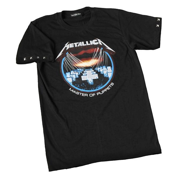 メタリカの名作として名高いサード・アルバム『MASTER OF PUPPETS』のジャケットがデザインのTシャツです。背中にも文字プリントされております。薄手のソフトな風合いの素材です。サイズはMLサイズです。袖口にプラミッド型の鋲が付いて...