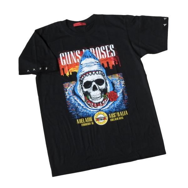 Guns N’Rosesの2017年のオーストラリアのアデレードのツアーTシャツです。サイズはメンズのLサイズです。大きなプリントが胸と背中の両面に入っています。袖口に星型のスタッズ（鋲）が付いていて、METALなスタイルです。＊プリント部...
