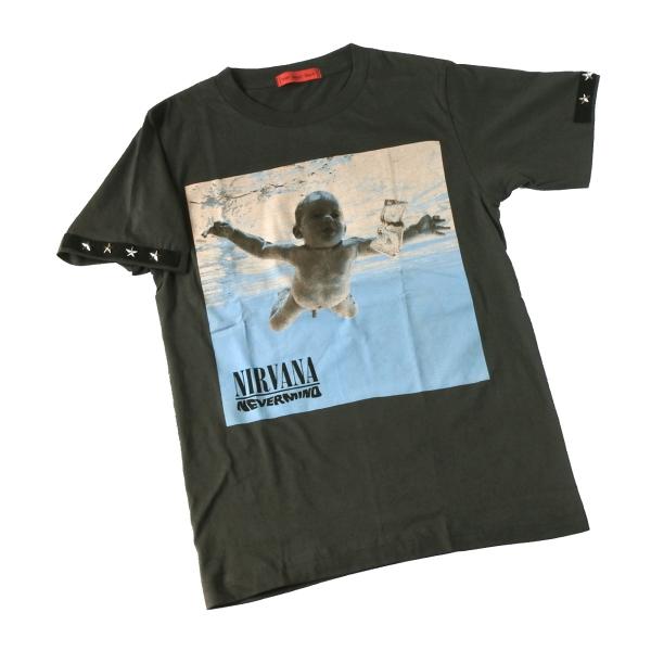 NIRVANAのセカンドアルバム「NEVER MIND」のジャケットが、プリントされたTシャツです。バックにはアルバムソングリストの英字プリントが入ってます。サイズはメンズのMサイズです。袖口に星型のスタッズ（鋲）が付いていています。＊プリ...