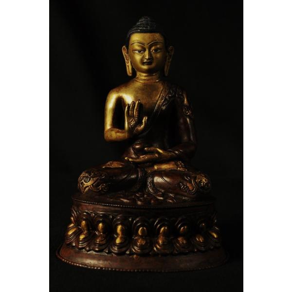 釈迦如来 銅造鍍金彫金仕上げサイズ：横幅13cm　奥行き10.5cm　高さ17.5cm材質：銅製古えの寺院に鎮座する釈迦像の印象そのままに。本作品は、銅造鍍金彫金仕上げによる釈迦如来座像です。侘びた風情を醸し出す彩色によるご面相ならびに程よ...
