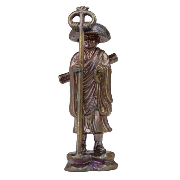 ＜商品説明＞・真言宗の開祖・空海（弘法大師）が、若き日に修行や人々を救うために全国を巡っていた頃のお姿の置物です。・厄除けや学業成就に功徳があるとされています。・弘法大師空海は若くして中国に渡り、密教を学びました。帰国後、高野山を開創、全国...