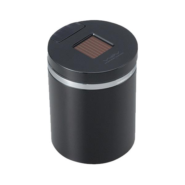 純正や後付けのドリンクホルダーにすっぽり収まる置き型タイプの缶灰皿です。夜間や暗い場所でのご使用に便利なソーラー充電で光るブルーLED照明付き。（LEDの点灯消灯はフタの開閉角度に伴って作動します。）火がついたまま捨てられる、自然消火穴付き...