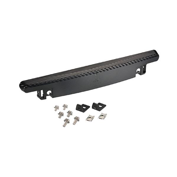 ●カーメイトのLUXIS カーボンルックナンバースティ LS398●ナンバープレート取付面がR1500の曲面でボディラインと調和し下向き角度5°〜10°で調整可能●ボルトはすべてサビにくいステンレス製【仕様】■品名：LUXIS LICENS...