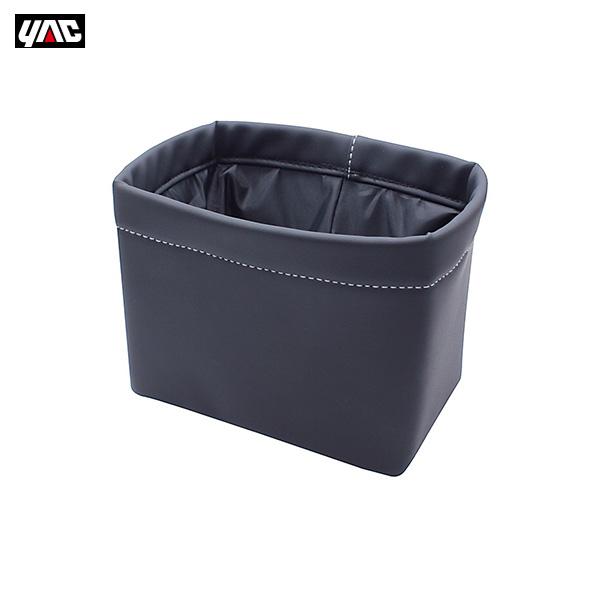 ●小物入れとしても使えるソフトなレザー調＆グレーステッチのゴミ箱。●500mlペットボトルが3本入るスモールタイプ。●フロアマットに置くだけで横すべりしにくい強力底面マジックテープ固定式。●製品サイズ：約150×190×120mm■カラー：...