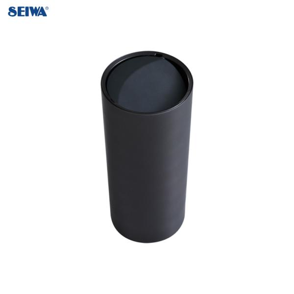 ●お車のドア部カップホルダーに適したサイズのボトル形ゴミ箱です。●スイング式のフタはゴミ捨て後に自動で戻ります。●フタはマグネットで脱着でき溜まったゴミの掃除も簡単です。●ボトルは軟質でお車の振動でのカタカタ音を軽減します。【サイズ】H16...