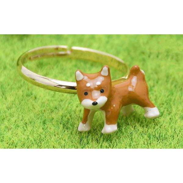 愛らしい柴犬の姿がたまらない、茶柴モチーフの日本製リング。表情豊かなデザインが、日々の装いに遊び心と癒しをプラスしてくれます。リングはフリーサイズなので指のサイズに合わせて調節可能。東京のアトリエで一つ一つ丁寧に手作業で仕上げられており、ハ...