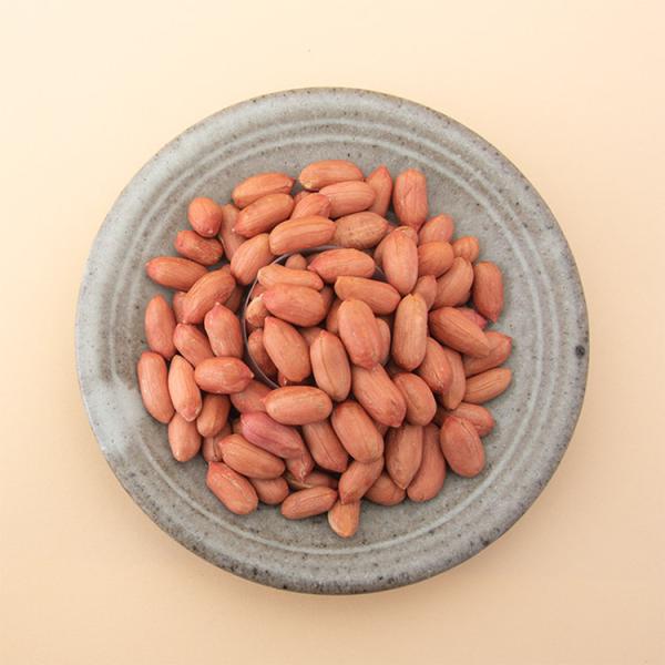 殻をむいた落花生を塩水に浸してから、熟練の職人が絶妙な煎り加減で仕上げました。