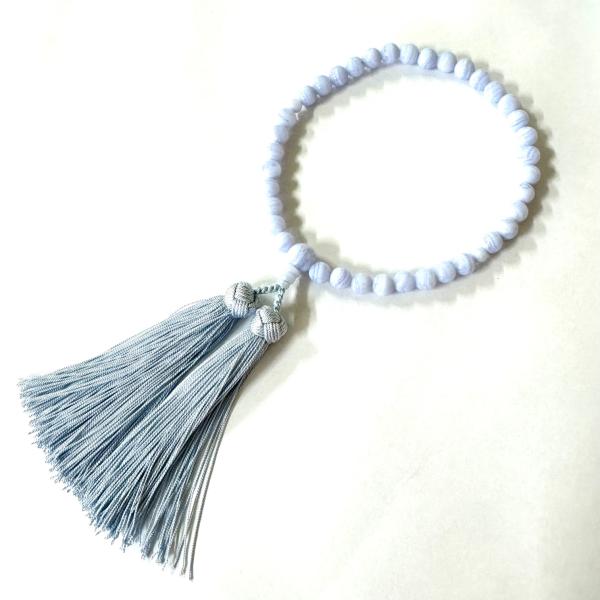 カルセドニー天然石使用の御念珠です。一つ一つ丁寧に作られています。本絹房日本製　京都桐箱入り