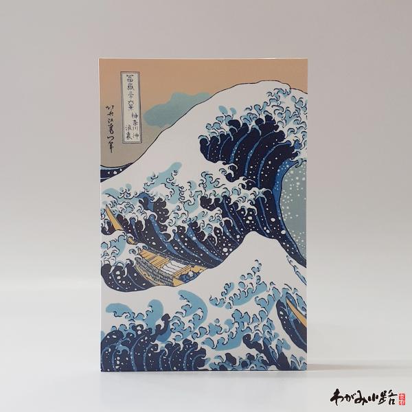 【商品説明】表紙はPP貼り加工を施した紙製です。PP貼り加工により耐久性や光沢がでて高級感が増しています。江戸の浮世絵を代表する「葛飾北斎」「喜多川歌麿」「東洲斎写楽」、琳派を象徴する「俵屋宗達」といった、馴染み深い巨匠たちの名画を現代的に...