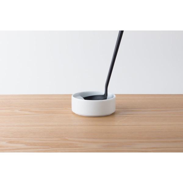 メーカー：KIHARA（キハラ）デザイナー：小泉誠アイテム名：SITAKU（支度） お玉立てサイズ：φ10 x H4cm素材：磁器生産地／有田焼*レンジ・食洗機OK*擦る、絞る、おろす、保つ、置くという、食事の支度を少しだけ台所から食卓に移...