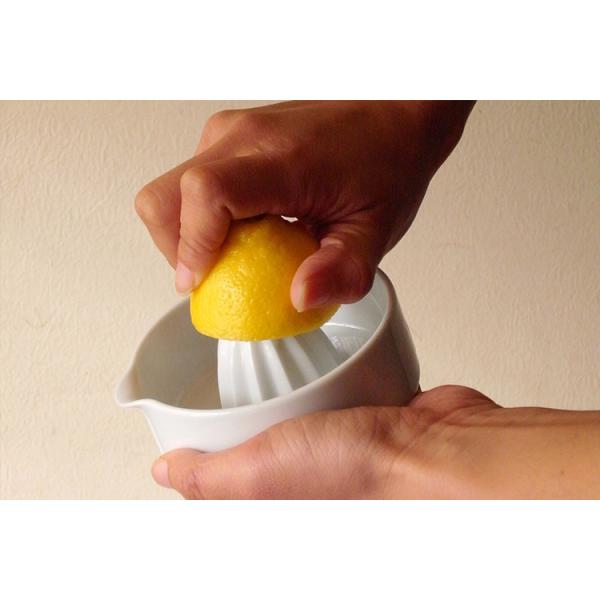 メーカー：KIHARA（キハラ）デザイナー：小泉誠アイテム名：SITAKU（支度） レモン絞りサイズ：φ10 x H6cm素材：磁器生産地／有田焼*レンジ・食洗機OK*擦る、絞る、おろす、保つ、置くという、食事の支度を少しだけ台所から食卓に...