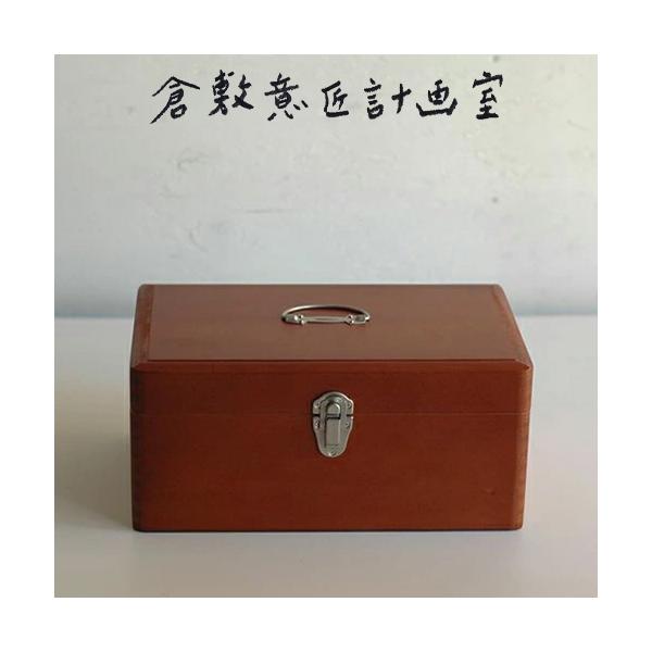 ブランド：倉敷意匠商品名：ツガの救急箱 Mサイズサイズ：幅30×奥行き19.7×高さ13.5cm素材：ツガ材（ウレタン塗装仕上げ）※救急箱といえばコレ、と言いたくなる、昔ながらのシンプルな木製の救急箱。ふた裏にピンセット入れ付き、トレイは取...