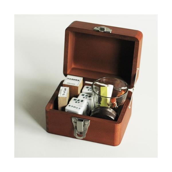 ブランド：倉敷意匠商品名：ツガの手提げ小箱サイズ：幅12.7×奥行き9.5×高さ8.5cm素材：ツガ材（ウレタン塗装仕上げ）※印鑑やスタンプなど細々としたものを入れておくのにピッタリです。※ツガは、マツ科ツガ属に分類される常緑性の針葉樹でや...