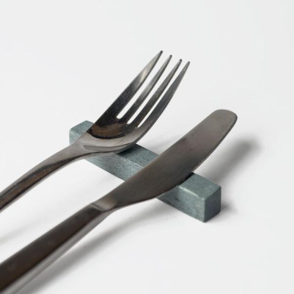 ●天然素材を使ったお洒落なカトラリーホルダーミニマルなデザインのカトラリーホルダー。天然の岩石を使用しており重厚感があります。木製のテーブルとの相性もよく、いつもと違ったダイニングシーンを演出できます。商品カテゴリ：テーブルウェア・カトラリ...