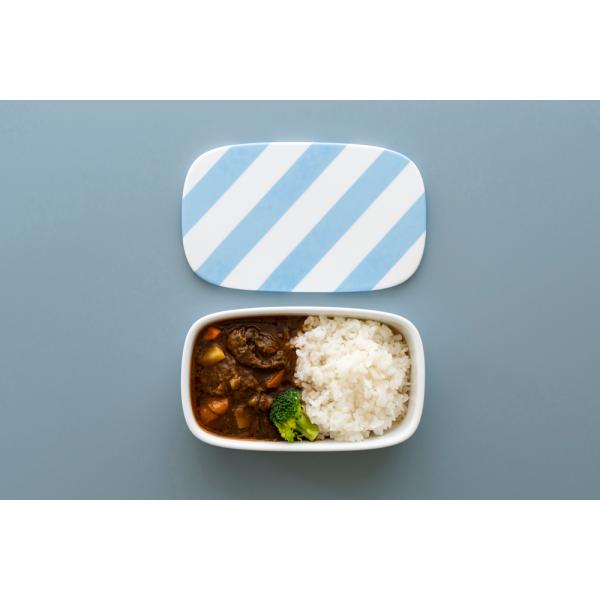 ●波佐見焼の窯元と各方面のスペシャリストの知恵を掛け合わせてつくったカレー皿《デザインした清水 久和のコメント》カレーで思い出すのは、出張でよく乗っていた香港便の機内食。機内食が出てきたときに、あれっ小さいな、と思わせるコンパクト感が印象に...