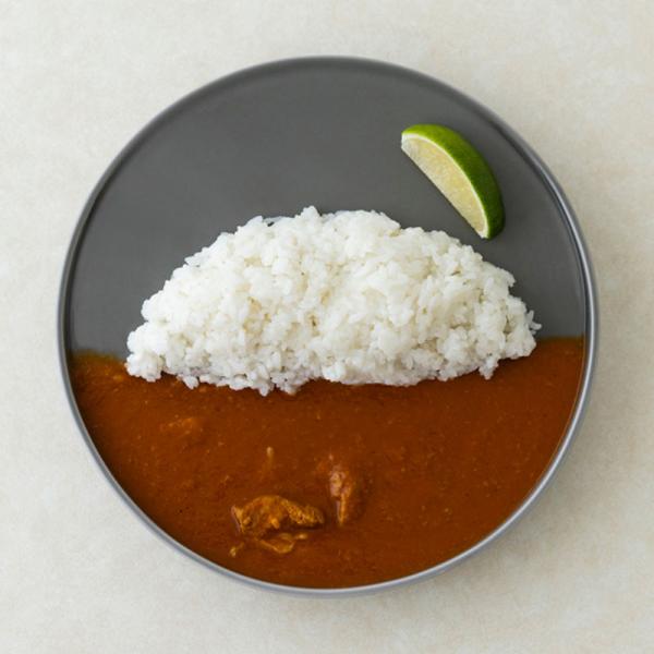 ●波佐見焼の窯元と各方面のスペシャリストの知恵を掛け合わせてつくったカレー皿《デザインした寺山 紀彦のコメント》ご飯山の麓にあるルー湖。ランドスケープのようにルーとご飯を分けれるプレートを作りました。食べる前にルーとご飯が付いてしまっている...