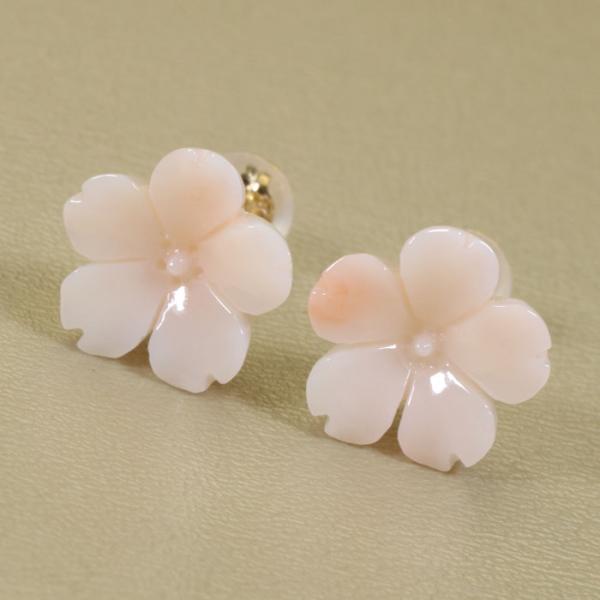 【珊瑚サイズ】直径：　約10mm厚み：　4mm【ピアス針】 直径0.7mm、長さ10mm 【重さ】約　1.5g 【枠素材】 K18（シリコン付きキャッチ）　【珊瑚種類】ミッド珊瑚 【商品説明】 丁寧に彫刻された、桜のピアスです。 うっすらピ...