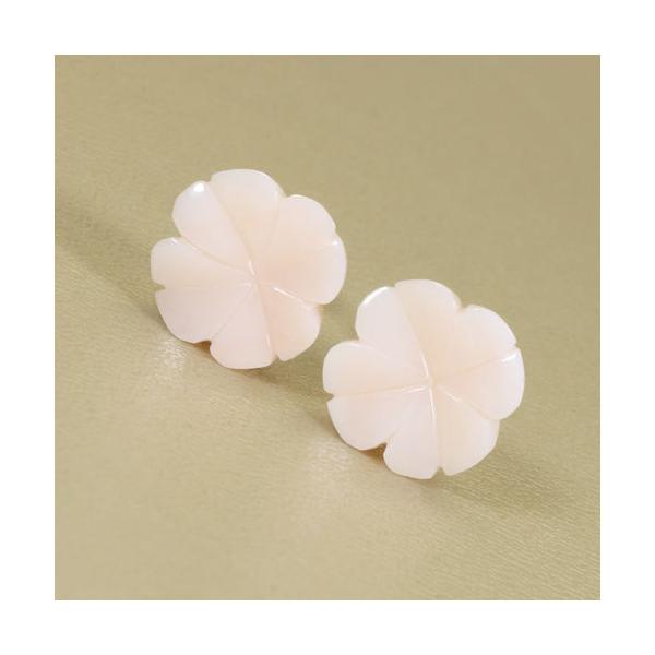 【珊瑚サイズ】 10mm×10mm、 厚み：　5mm【ピアス針】 直径0.7mm、長さ10mm 【重さ】　2.1g 【金具素材】 K18（シリコン付きキャッチ）　【珊瑚種類】ミッド珊瑚 【商品説明】 丁寧に彫刻された、クローバーのピアスです...