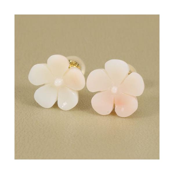 【珊瑚サイズ】 直径：　10mm、 厚み：　5mm【ピアス針】 直径0.7mm、長さ10mm 【重さ】約　1.5g 【枠素材】K18 （シリコン付きキャッチ）　【珊瑚種類】ミッド珊瑚 【商品説明】 可愛いお花のピアス。 うっすらピンク色の、...
