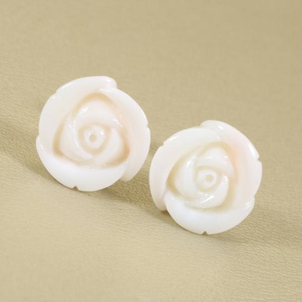 【珊瑚サイズ】11mm×11mm【ピアス針】直径0.6mm、長さ10mm 【重さ】1.9g 【金具素材】K18 （シリコン付きキャッチ）【珊瑚種類】白珊瑚 日本産【商品説明】少しピンク色が入っていますが、傷もなく綺麗なバラのピアスです。