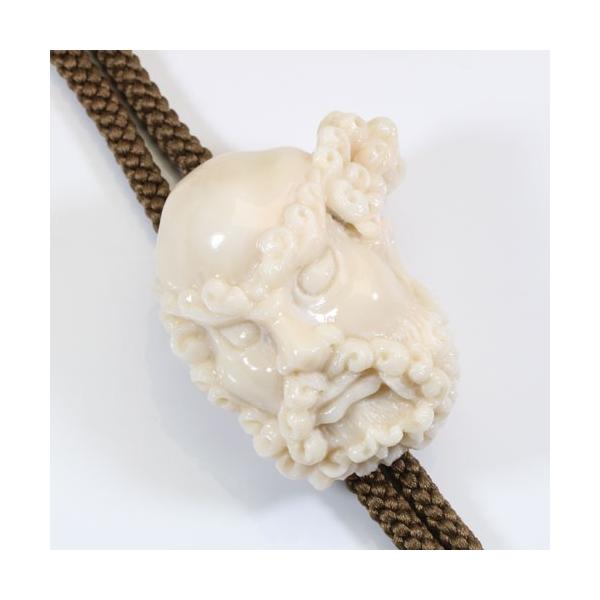 【珊瑚サイズ】横43mm×縦47mm 【紐】115cm【重さ】67g（紐込み） 【その他素材】金具：真鍮紐：正絹【珊瑚種類】シナ海珊瑚 【商品説明】少しクリーム色の珊瑚で、厚みもあり、ボリュームのあるループタイです。