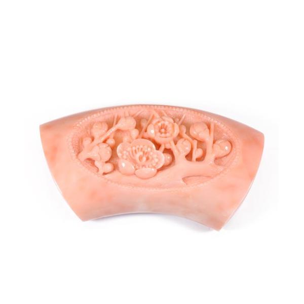 珊瑚 ピンク 帯留め【サイズ】横59mm×縦33mm×厚み15.5ｍｍ　くりぬき穴サイズ(4ｍｍ×15ｍｍ）【珊瑚種類】ガ−ネ珊瑚【重さ】39.1ｇ【商品説明】くりぬき部分に、帯を通して使って頂くタイプです丁寧に彫刻された帯留で、最近では、...