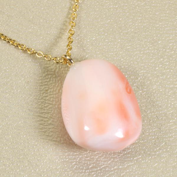 【サイズ】 チェーン：45cm【珊瑚サイズ】12mm×15mm【重さ】 3.2g（チェーン込） 【金具素材】 チェーン：真鍮メッキ【珊瑚種類】深海珊瑚【商品説明】チェーン付きです。裏側に少しヒが有りますが、深海特有の濃淡と透明感が綺麗な珊瑚です。