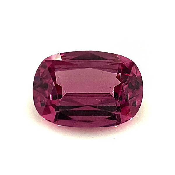 「バラ」の称号を得たワイン色のガーネット。少し紫がかった上品なレッドは魅惑的に心惹かれるものがあります。赤い石の中でも独特な存在感を示す魅力的な宝石です。こちらはクリアで透明感あふれるルースです。●ルーススペック宝石名・・・ガーネット鉱物名...