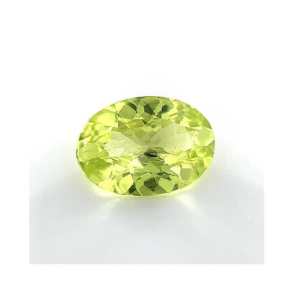 鮮烈なネオンイエローを纏ったパロットクリソベリル。オウムの羽の様に鮮烈なイエローに因んで付けられたと言われています。世界中でパロットクリソベリルが採れるのはインドのオリッサ鉱山のみですが、 その鉱山も数年前に閉山し、新たなパロットクリソベリ...