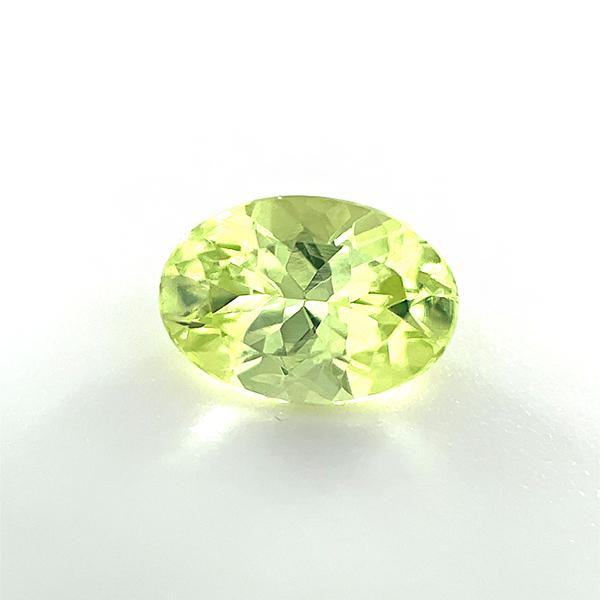 鮮烈なネオンイエローを纏ったパロットクリソベリル。インドのオリッサ州にあるチンタバリ鉱山で発見されました。オウムの羽の様に鮮烈なイエローに因んで付けられたと言われています。次回いつ入荷できるかはお約束出来かねます。お気に召された方は是非手に...