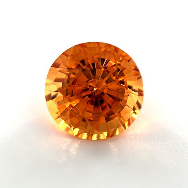 数あるガーネットのバラエティの中でも、光沢のあるオレンジ色が特徴のスペサルティンガーネット。中でも飛びぬけて鮮やかな光彩を放つものは、マンダリンガーネットと呼ばれる人気の希少石です。瑞々しくフルーティーで、まさにマンダリンオレンジ色の輝きを...