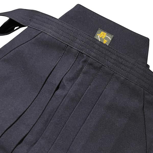 着心地よく通気性にすぐれた最先端の木綿風袴。木綿風袴の上位互換袴です。扇風→木綿風SP→扇王生地感、風合、着心地は上の順に藍染綿袴に近い仕上りになります。ポリエステル100%サイズ:22〜29号※洗濯の際は、裏返して洗濯ネットを使用して洗濯...