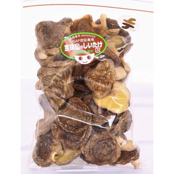採れ立てのシイタケを温風乾燥で素早く乾燥し、ぎゅっと味を閉じ込めました。水戻しが早い、薄いタイプです。お煮しめや佃煮に。内容量：60ｇ