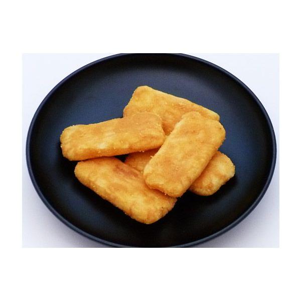 厚さ１０ｃｍの鉄板でうまみを逃さず焼き上げる煎餅は、大量生産はできませんが、手焼きのぬくもりが伝わる商品です。きな粉の上品な甘さが、口どけ軽いお煎餅とよくあいます。［分類］あられ・おかき・せんべい・かきもち