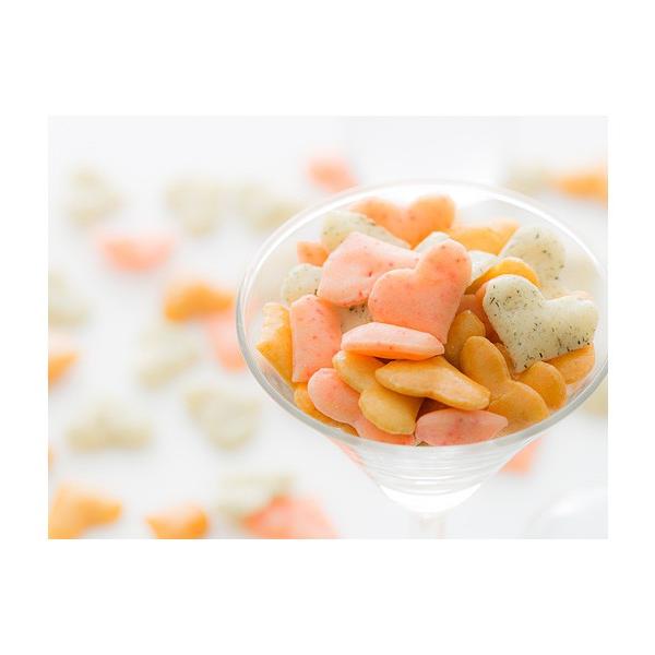 ひとつひとつがかわいいハート形の美味しいしょう油味のあられです。『感謝のこころ』のシールが貼られています。こちらの商品は、バレンタインの時期以外にも《お礼の気持ち》を年間を通じて御利用下さい。