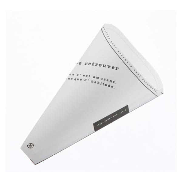 材質：晒片ツヤ晒100gサイズ：幅120x高190mm＊文化祭やバザー、お祭り、縁日など各種イベントで本格的なクレープ屋さんができる三角の袋です。＊店関係の方にもおすすめです。