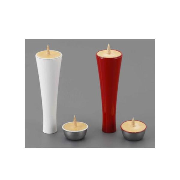 原料に純植物蝋を使い、さらに芯も昔ながらの灯心を使った、カートリッジ式和ろうそくです。本体の上に容器に入ったカートリッジを置くだけで簡単にセットできます。燭台の芯に合わせて、穴の大きさ（6・8・10mm）を調整できるアタッチメント入り。・メ...