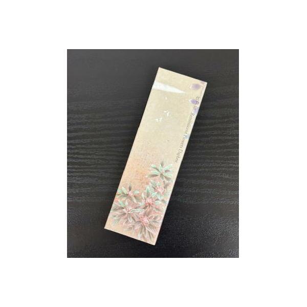 『沈丁花ーDaphne』 花言葉は「永遠」「不滅」「栄光」春の到来を告げる、小花をたわわに咲かせる低木樹です。グリーン調の芳醇な甘い香りが空間を包みます。・メーカー／薫寿堂・長さ(約)／135mm・内容量／30本・化粧箱／紙箱・煙区別／有煙...