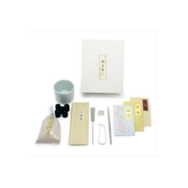 ご自宅でも気軽に聞香を楽しんでいただける聞香揃えです。・メーカー／山田松香木店・内容量／香木（伽羅・沈香・白檀）　　　　　火道具（火箸・銀葉挟・灰押）　　　　　聞香炉・銀葉・香炭団・香炉灰・化粧箱／紙箱※お取寄せ商品（ご注文日からお届けまで...