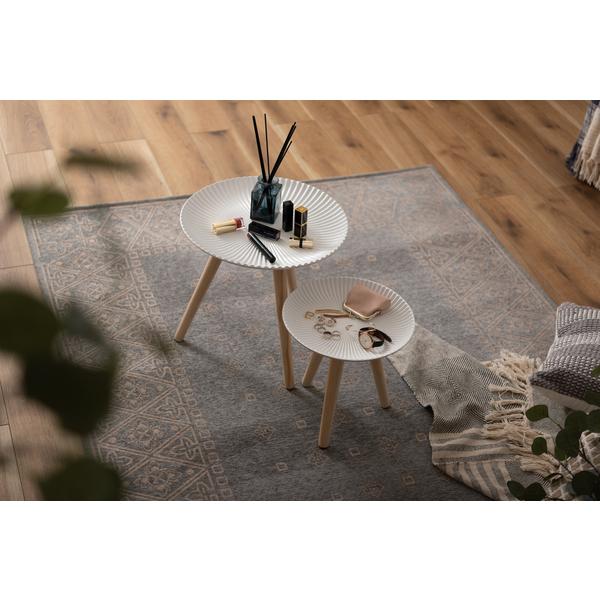 天板の模様が美しいトレーテーブルです。軽量で持ち運びラクラクちょっとした休憩、ソファサイドテーブルとして。ベッドサイドテーブルや洗面所などの小物置きとしても。用途に合わせて様々なシーンで使えます。サイズ：φ29.5×H29.5cmスペック：...