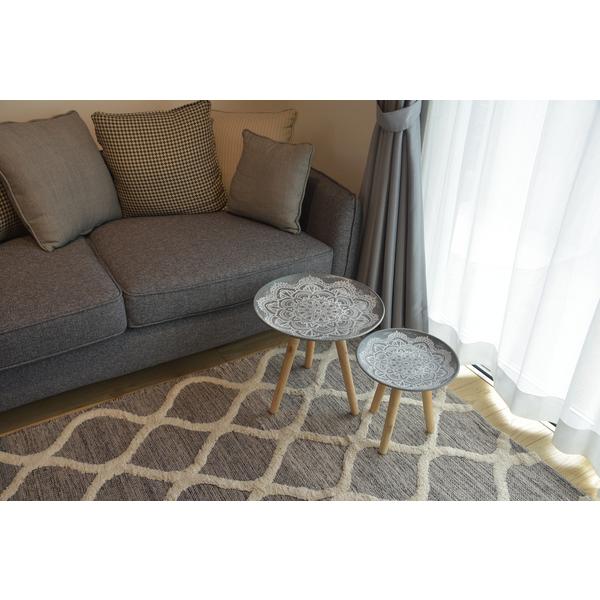 天板の模様が美しいトレーテーブルです。軽量で持ち運びラクラクちょっとした休憩、ソファサイドテーブルとして。ベッドサイドテーブルや洗面所などの小物置きとしても。用途に合わせて様々なシーンで使えます。商品名 トレーテーブル素　材 繊維板 天然木...